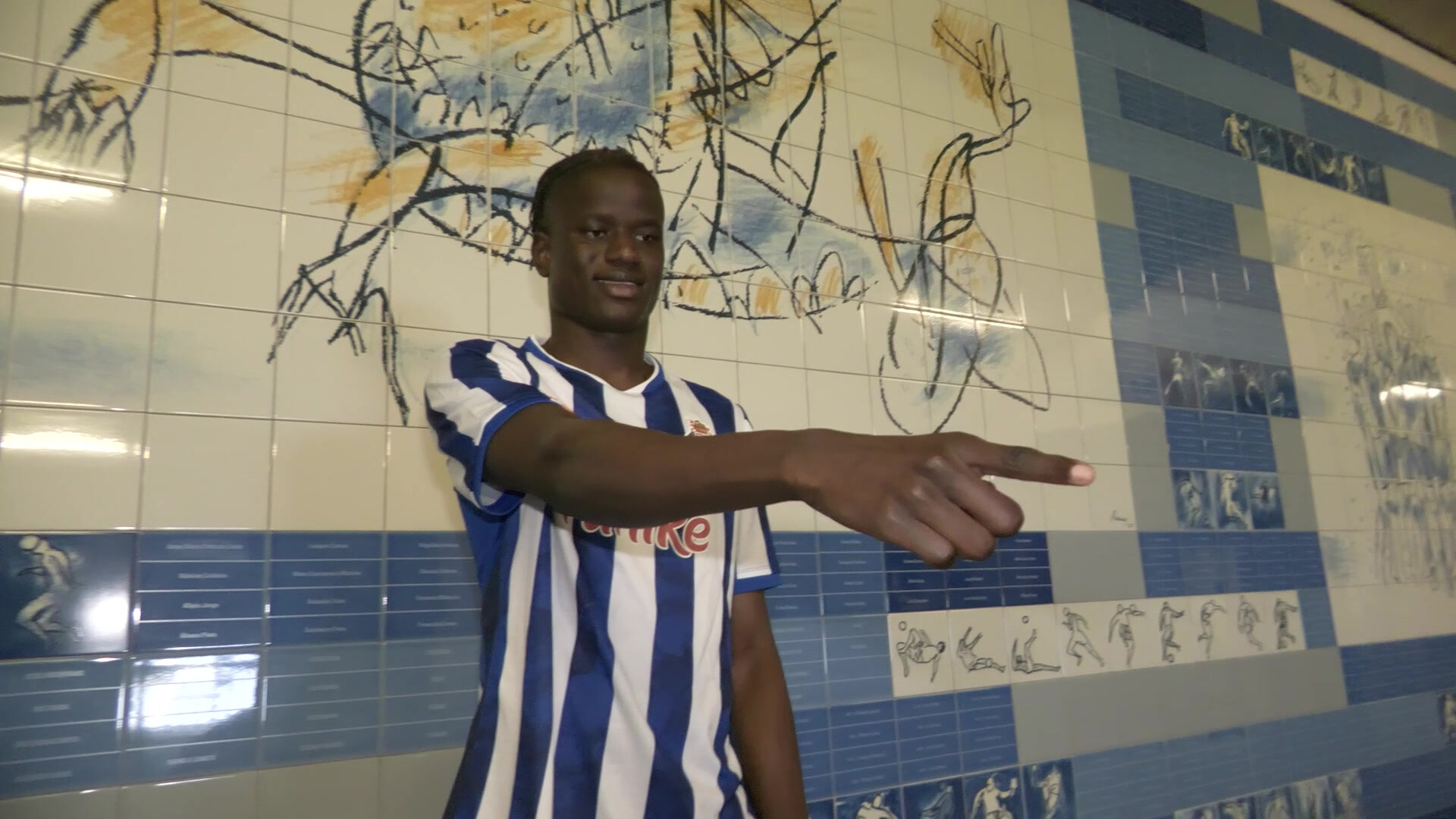 Mamadu Queta assina contrato profissional - FC Porto TV