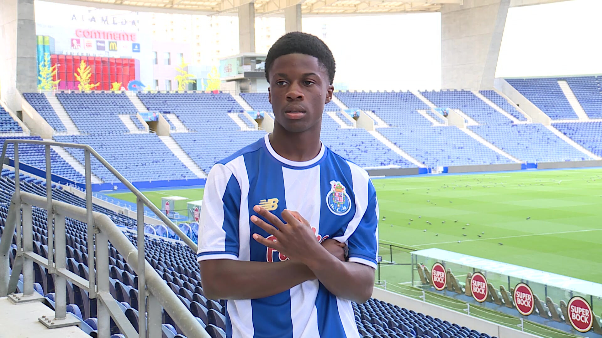 Anderson Ariel assina contrato de formação - FC Porto TV